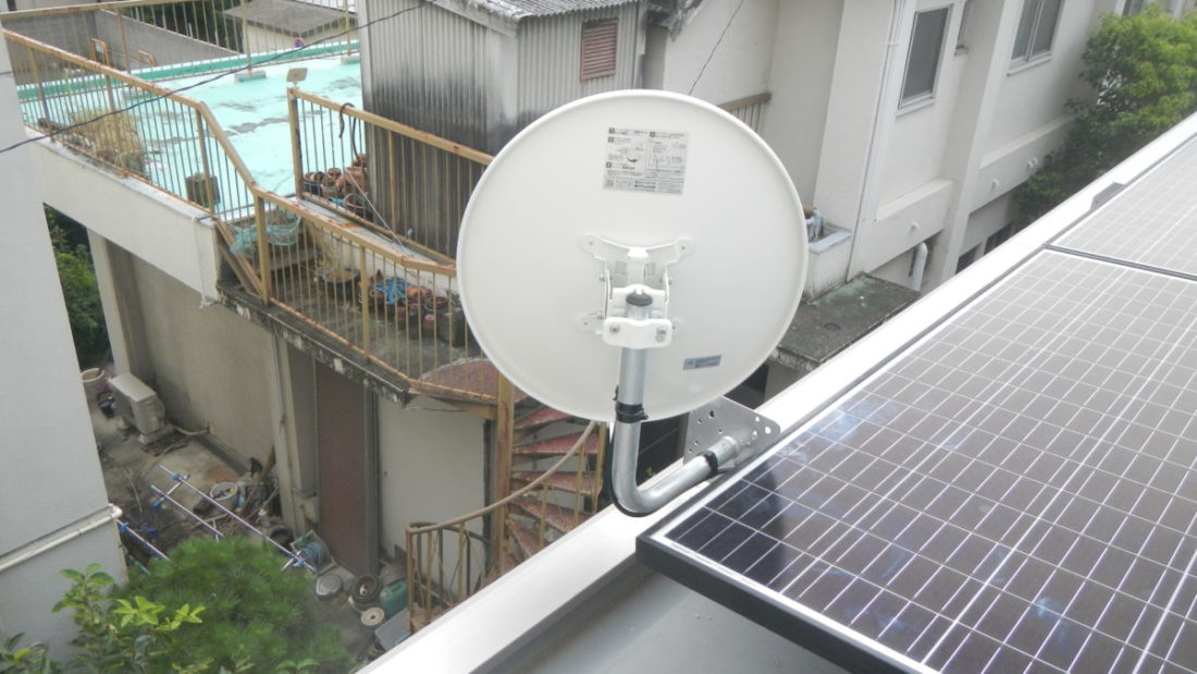 地デジ＋BSパックで太陽光パネルの横にデザインアンテナと衛星アンテナ | 名古屋市守山区の地デジアンテナ工事・メンテナンスなら【株式会社M・M・C】